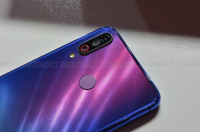 LG W30 Review Images [HD]: Photo Gallery of LG W30 Review - Gizbot