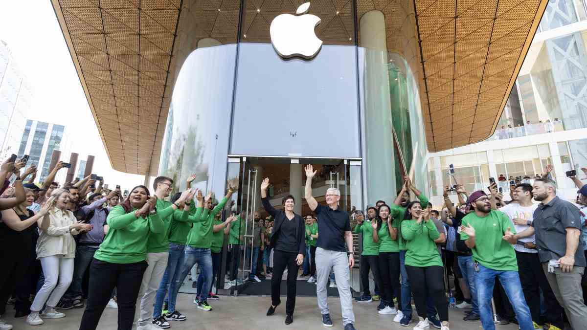 Apple CEO Tim Cook inaugurates first retail store in Mumbai; Meets ...